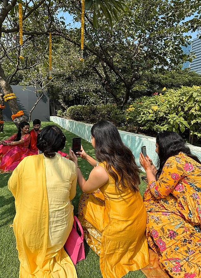 ఆర్జీవీ మేనకోడలు శ్రావ్య వర్మ పెళ్లి వేడుకలు.. సందడి చేసిన యాంకర్ సుమ ...